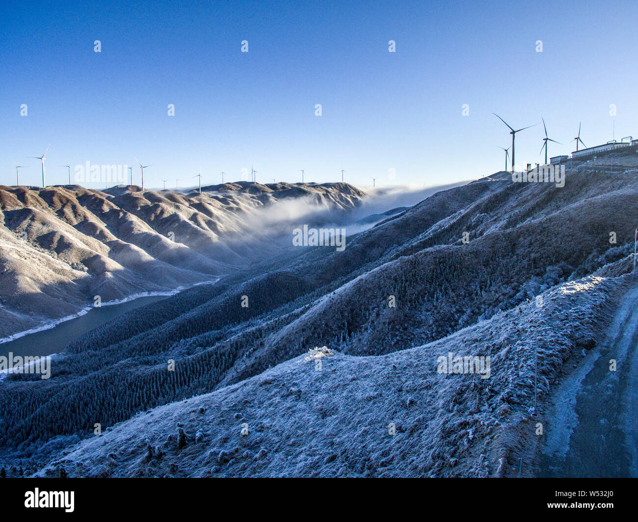 --FILE--A sea of clouds surrounds mountains at the Tianhu Scenic Spot ...