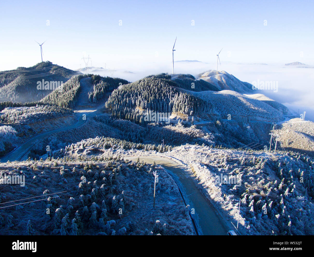 --FILE--A sea of clouds surrounds mountains at the Tianhu Scenic Spot ...