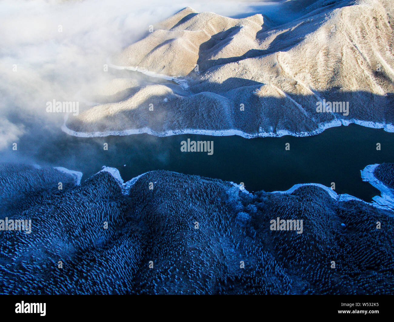 --FILE--A sea of clouds surrounds mountains at the Tianhu Scenic Spot ...