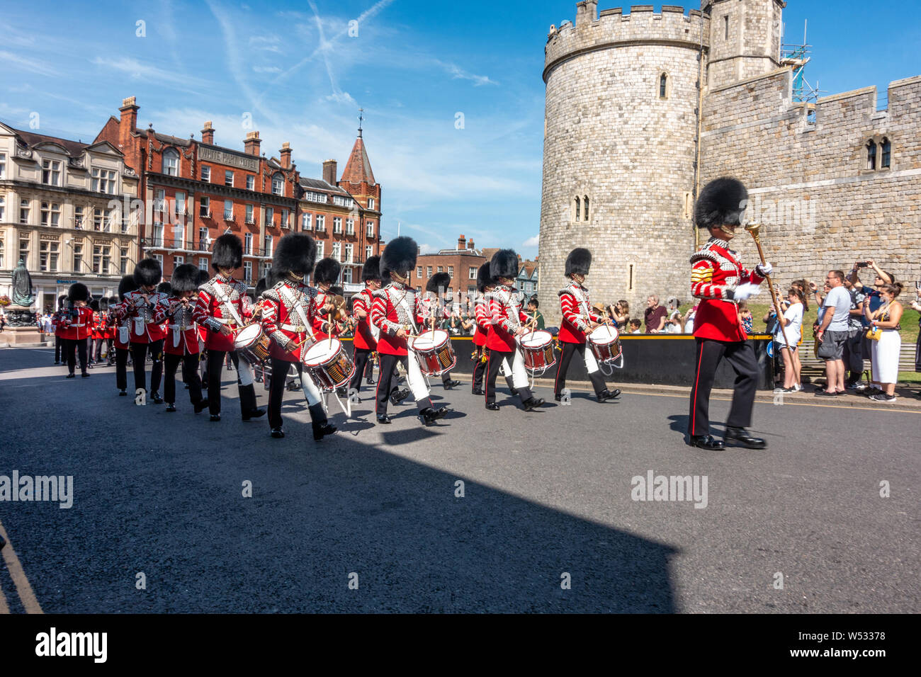 Windsor castle changing the guard hi-res stock photography and images ...