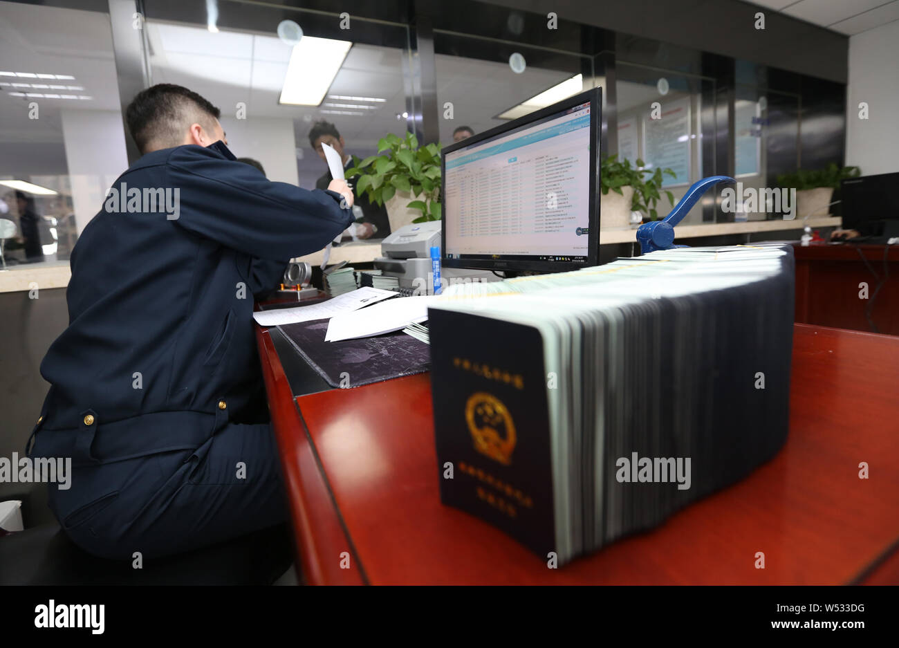 Chinese drivers queue up to register to get their licenses for taxi ...