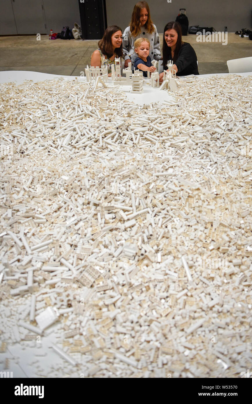 London, UK. 26 July 2019. (C) Margot Cartwright-Naylor, aged 4, and her ...