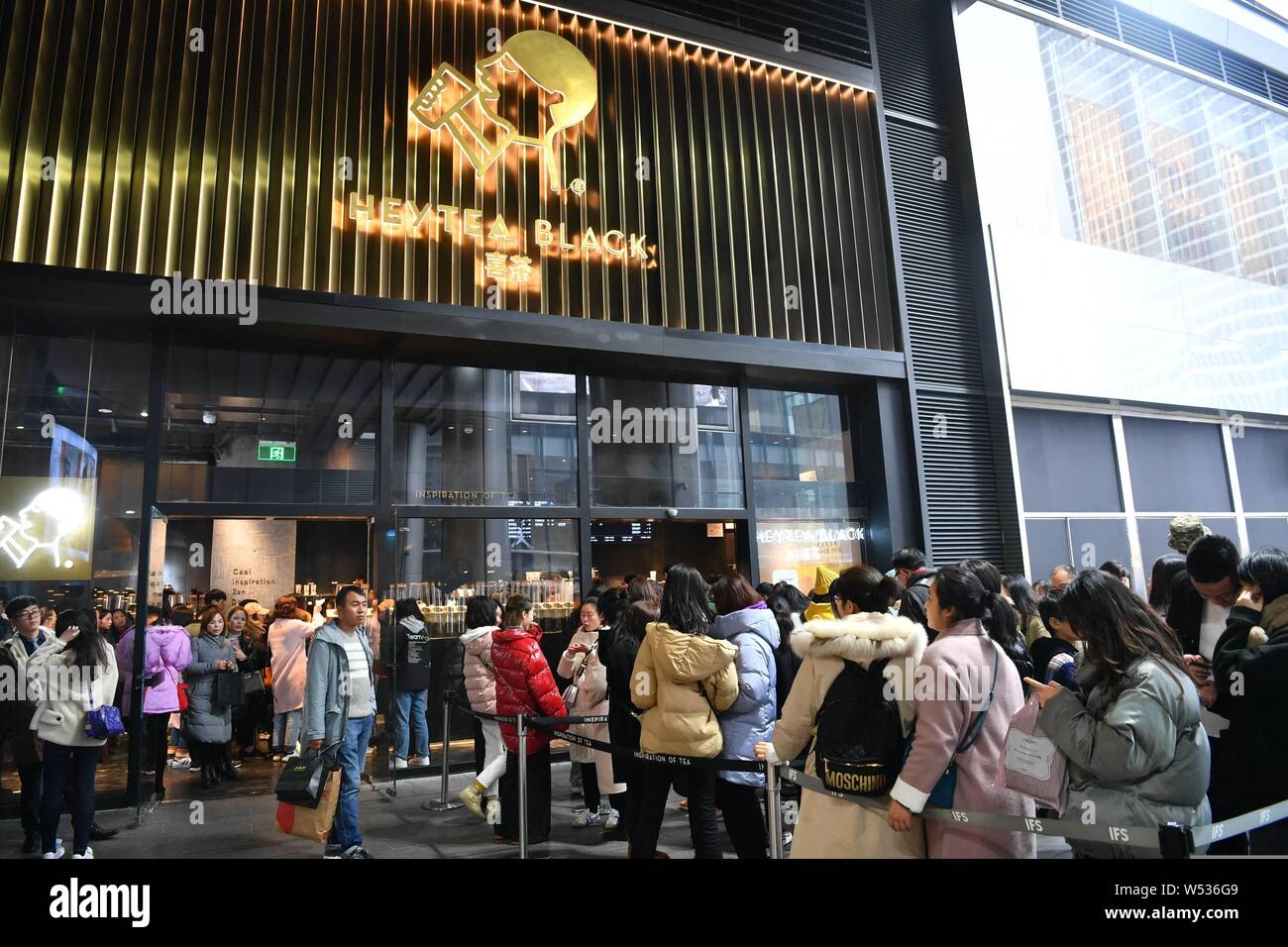 --FILE--Customers queue up to buy tea drinks at a branch of HEYTEA, a ...