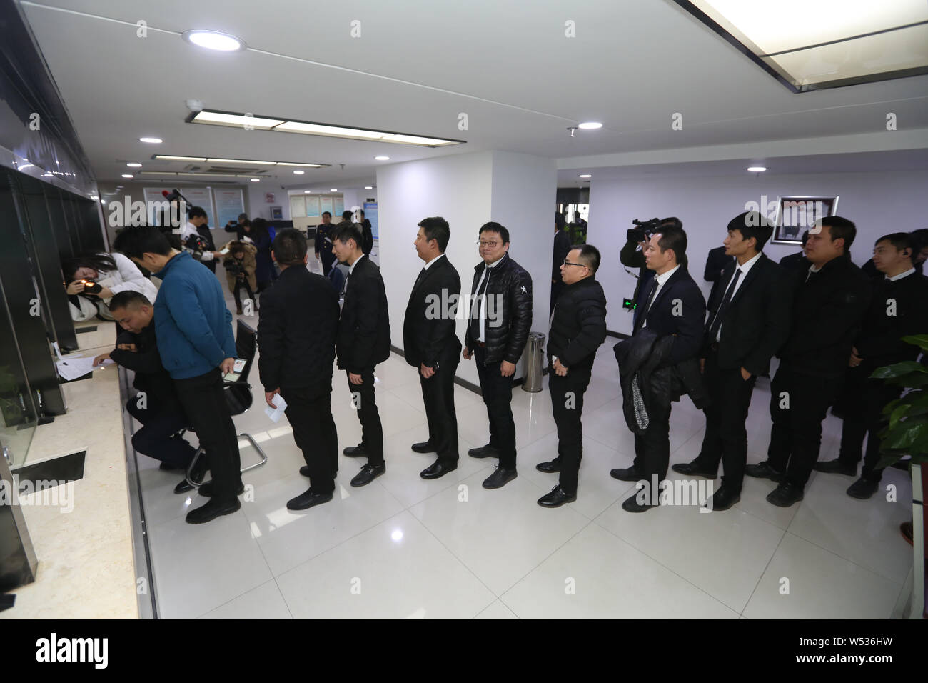 Chinese drivers queue up to register to get their licenses for taxi ...