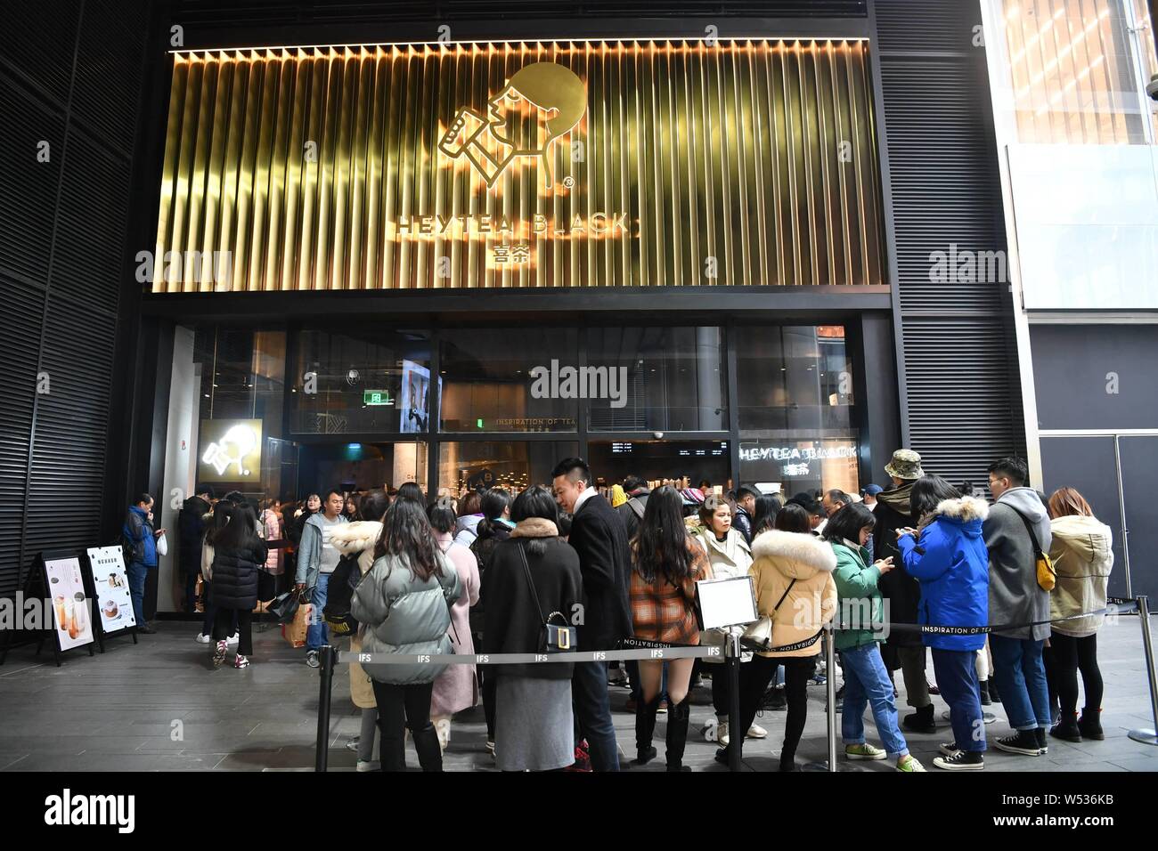 --FILE--Customers queue up to buy tea drinks at a branch of HEYTEA, a ...