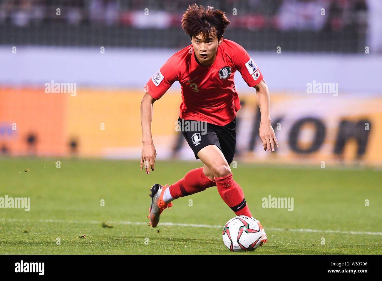 Kim Jin-su of South Korea dribbles against Bahrain in the round of 16 ...