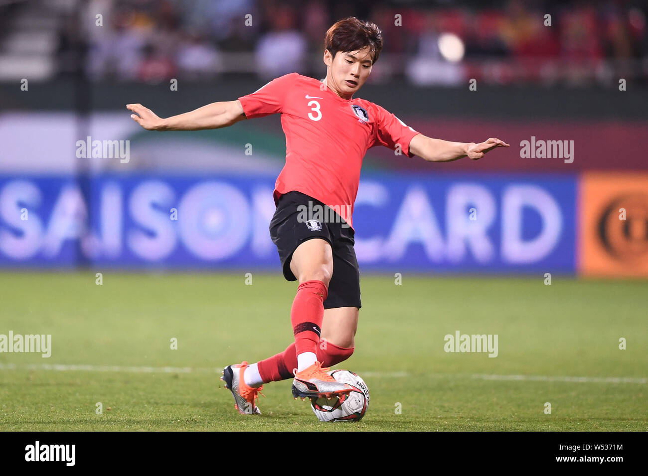 Kim Jin-su of South Korea dribbles against Bahrain in the round of 16 ...
