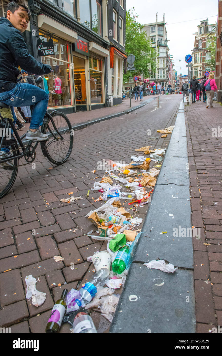 Cycle lane and litter hi-res stock photography and images - Alamy
