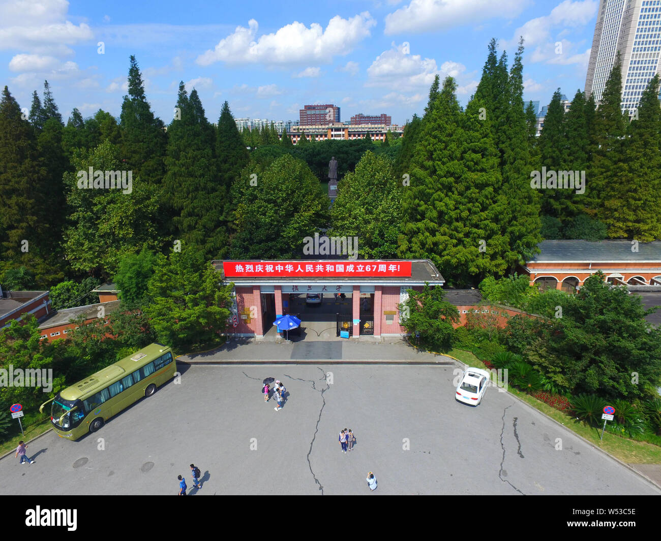--FILE--Students enter the main gate of Fudan University in Shanghai ...