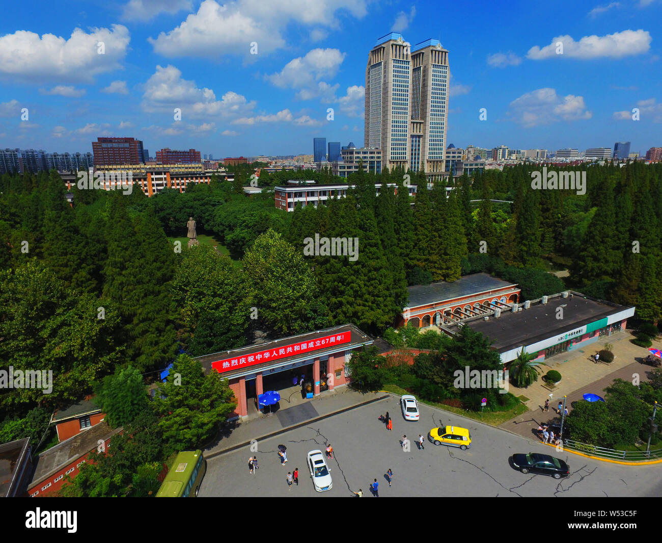 --FILE--Students enter the main gate of Fudan University in Shanghai ...