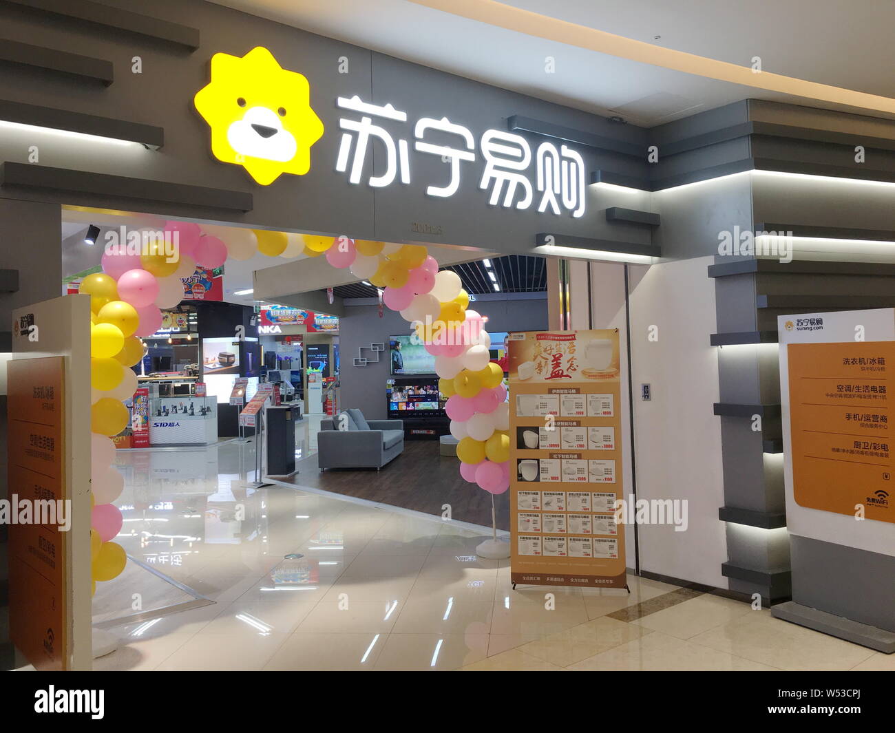 --FILE--View of a store of Chinese electronics retailer Suning Holdings ...