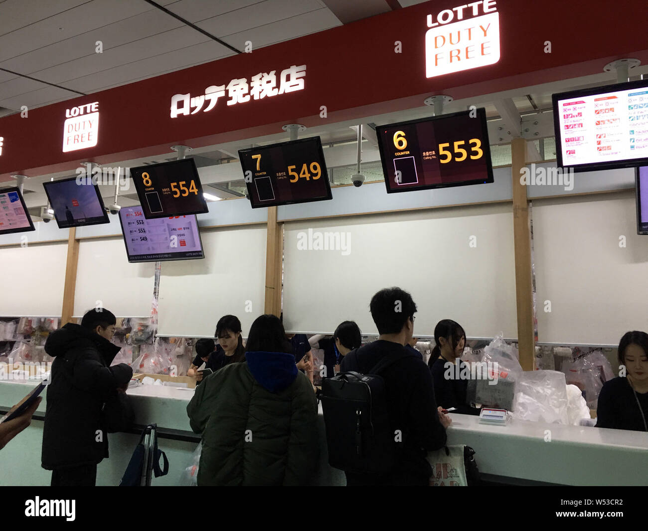 Chinese tourists and daigou, surrogate shoppers who buy products ...