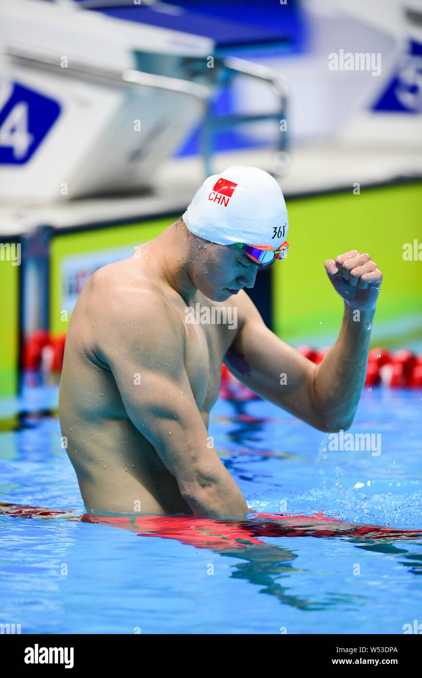 Sun Yang of China celebrates after winning the men's 1500m freestyle ...