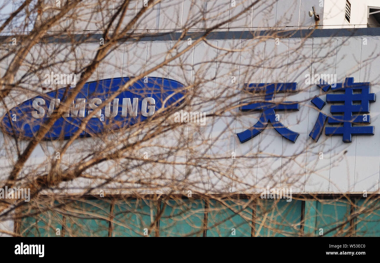 Samsung factory smartphone hi-res stock photography and images - Alamy