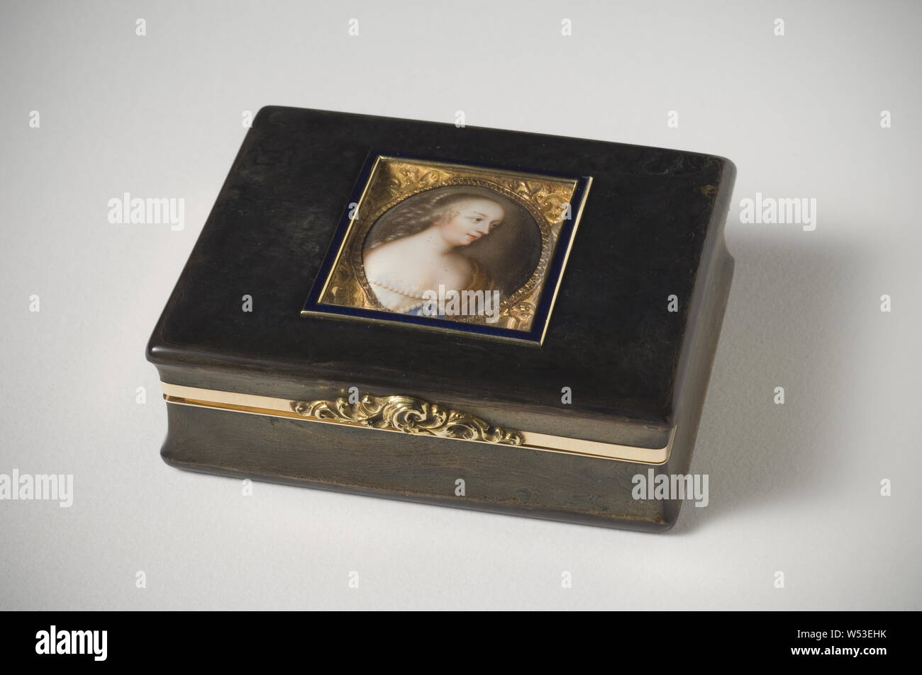 Regency snus box hi-res stock photography and images - Alamy