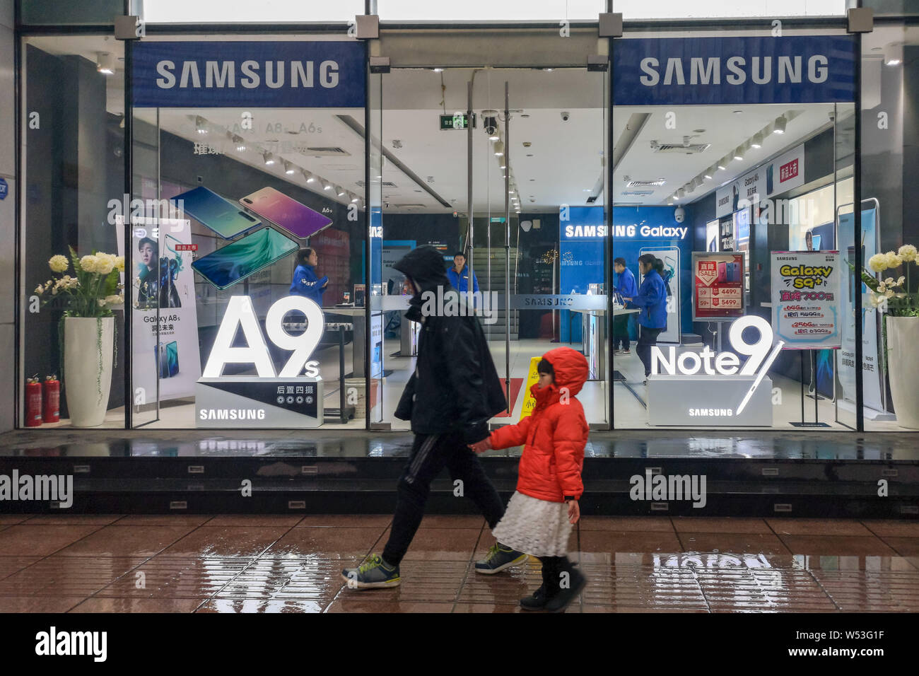 Pedestrians walk past a store of Samsung in Shanghai, China, 7 January ...