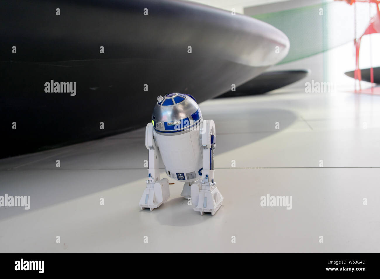 A robot featuring the shape of Star Wars Interactive R2D2 Astromech ...