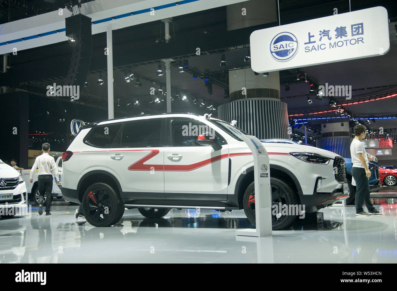 --FILE--People visit the stand of SAIC Motor during the 16th China ...