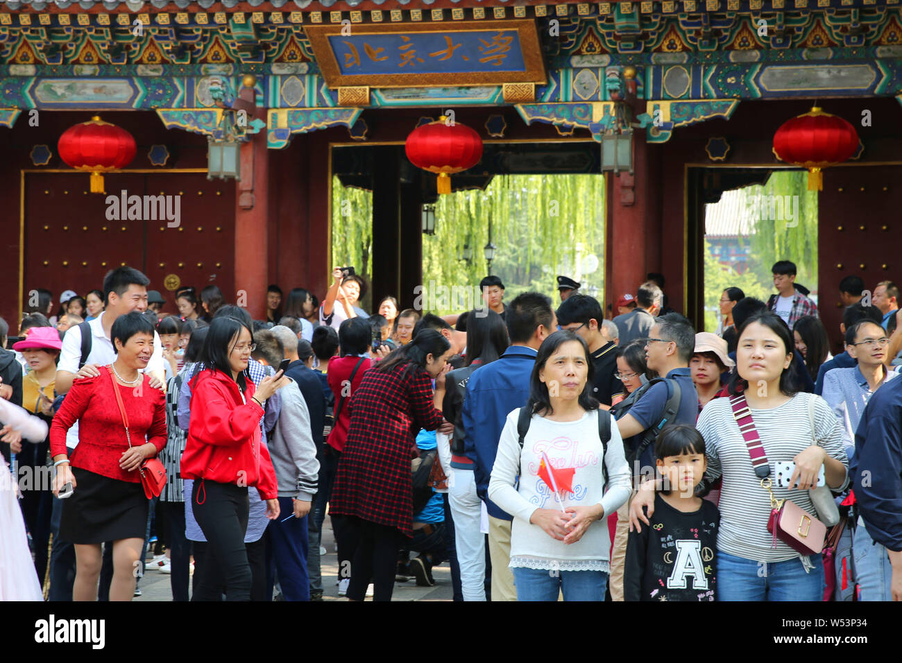 --FILE--Tourists crowd in front of the main gate of Peking University ...