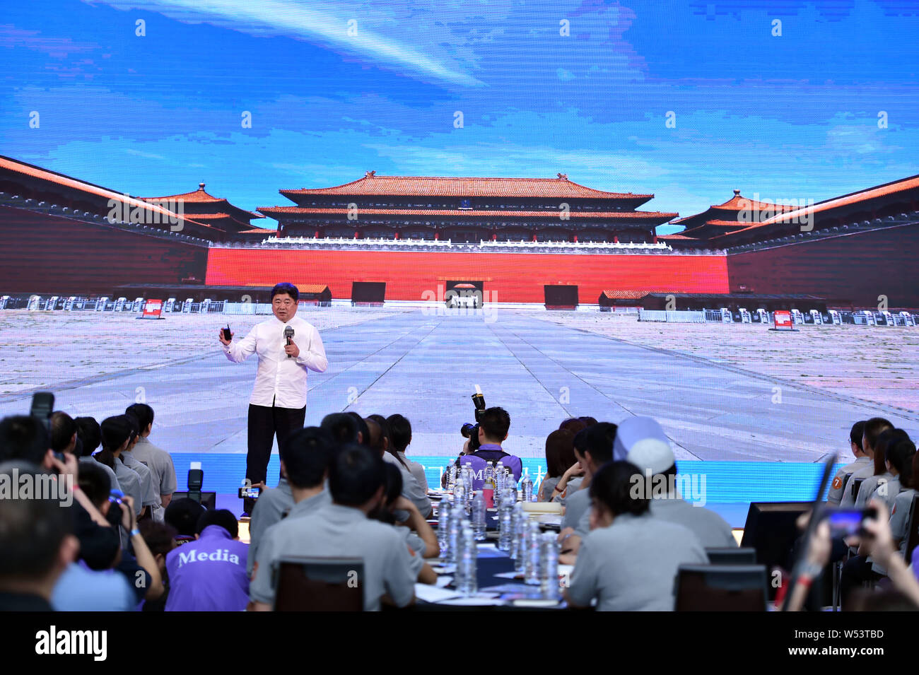 Shan Jixiang, curator of the Palace Museum, gives a lesson to village ...