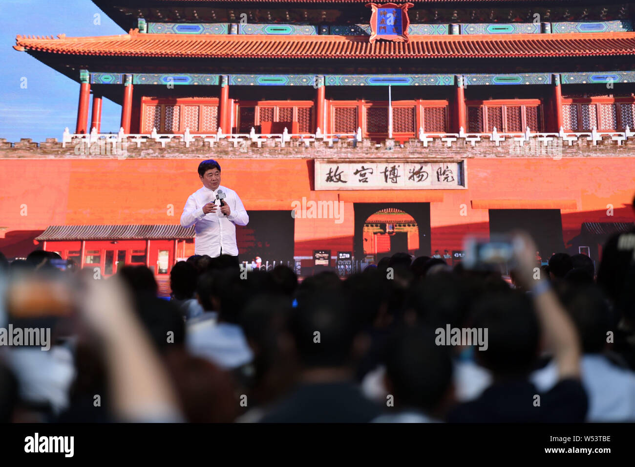 Shan Jixiang, curator of the Palace Museum, gives a lesson to village ...