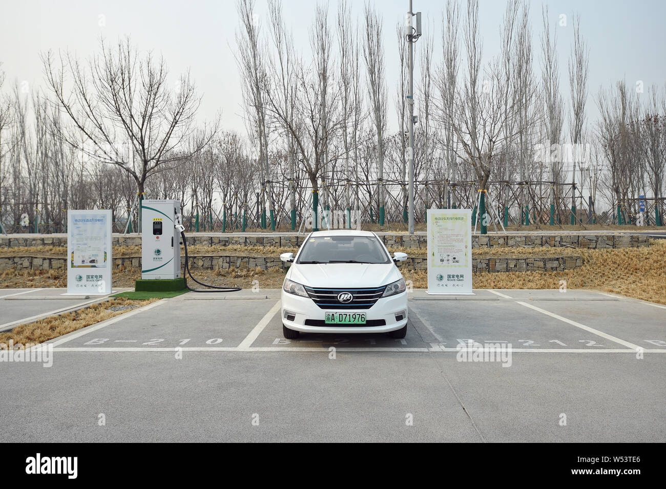 China vehicle charging hi-res stock photography and images - Alamy