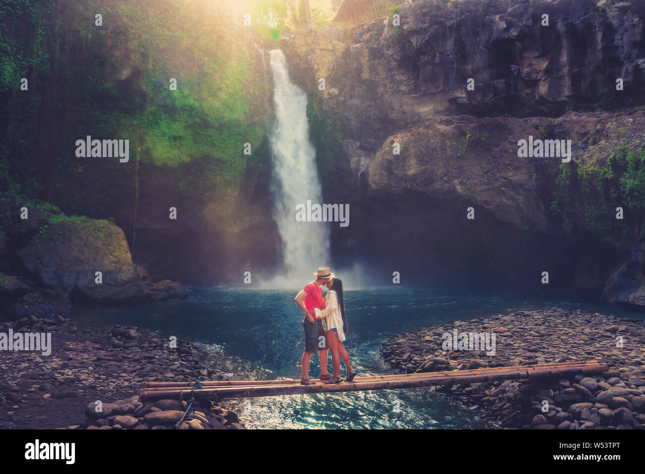 Couple kissing in waterfall hi-res stock photography and images - Alamy