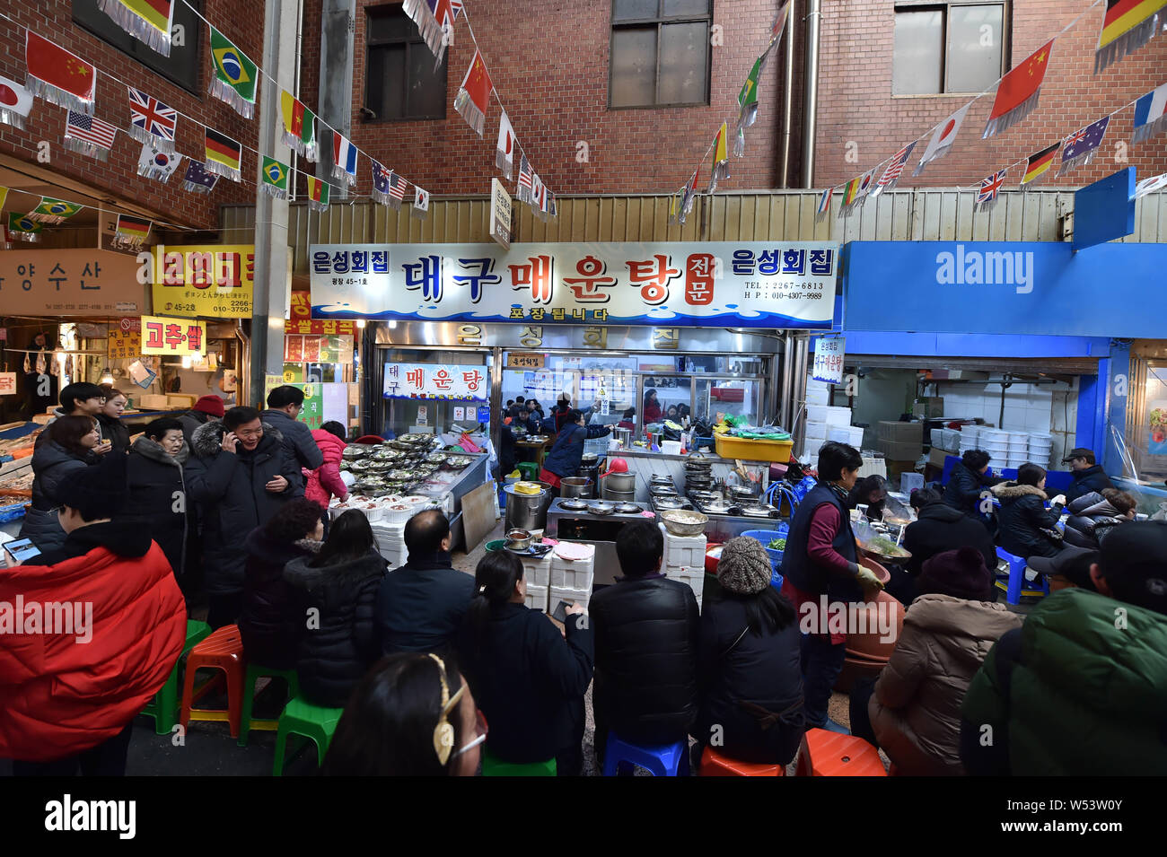 Food stalls in gwangjang market hi-res stock photography and images - Alamy