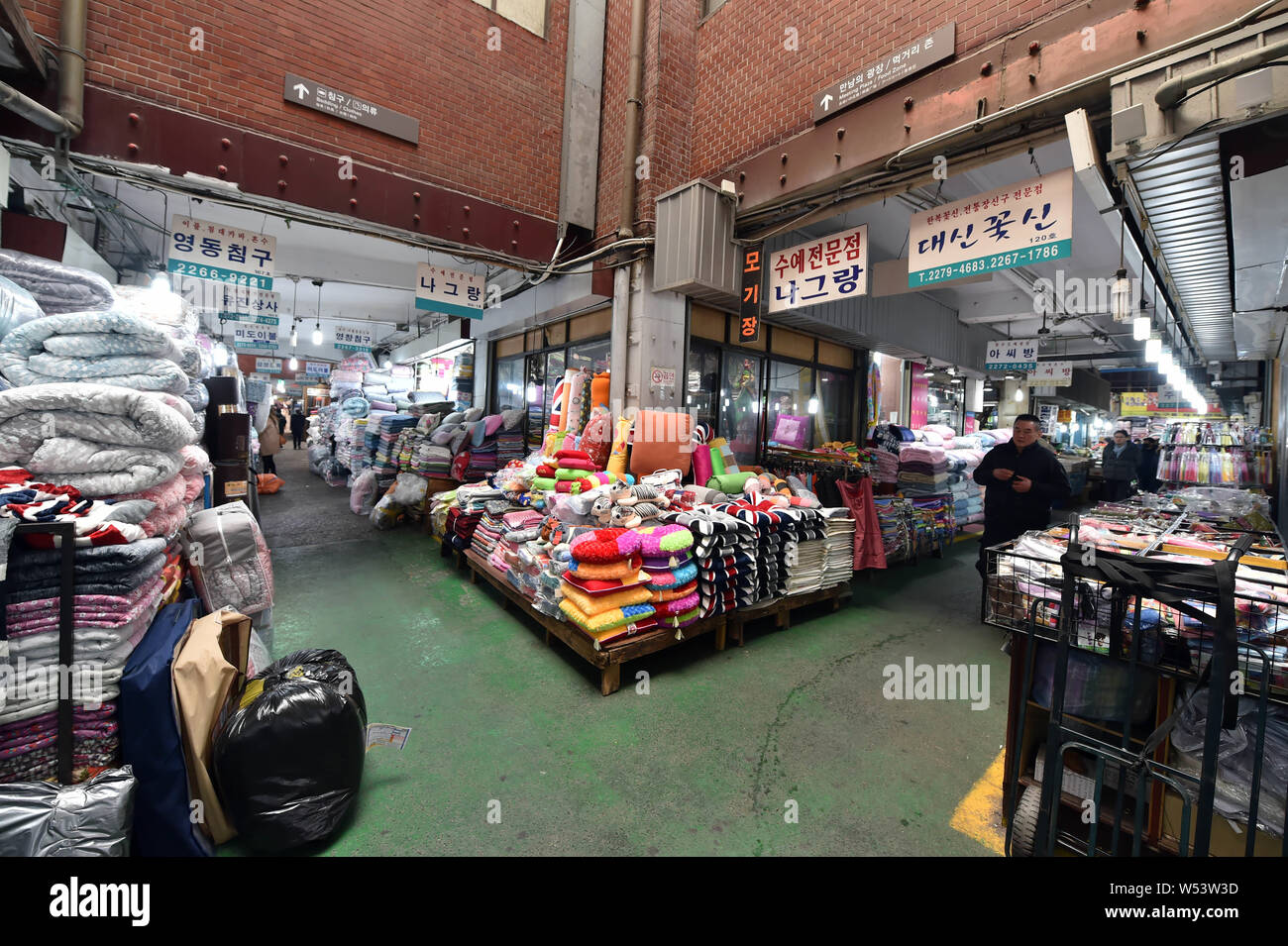 Food stalls in gwangjang market hi-res stock photography and images - Alamy