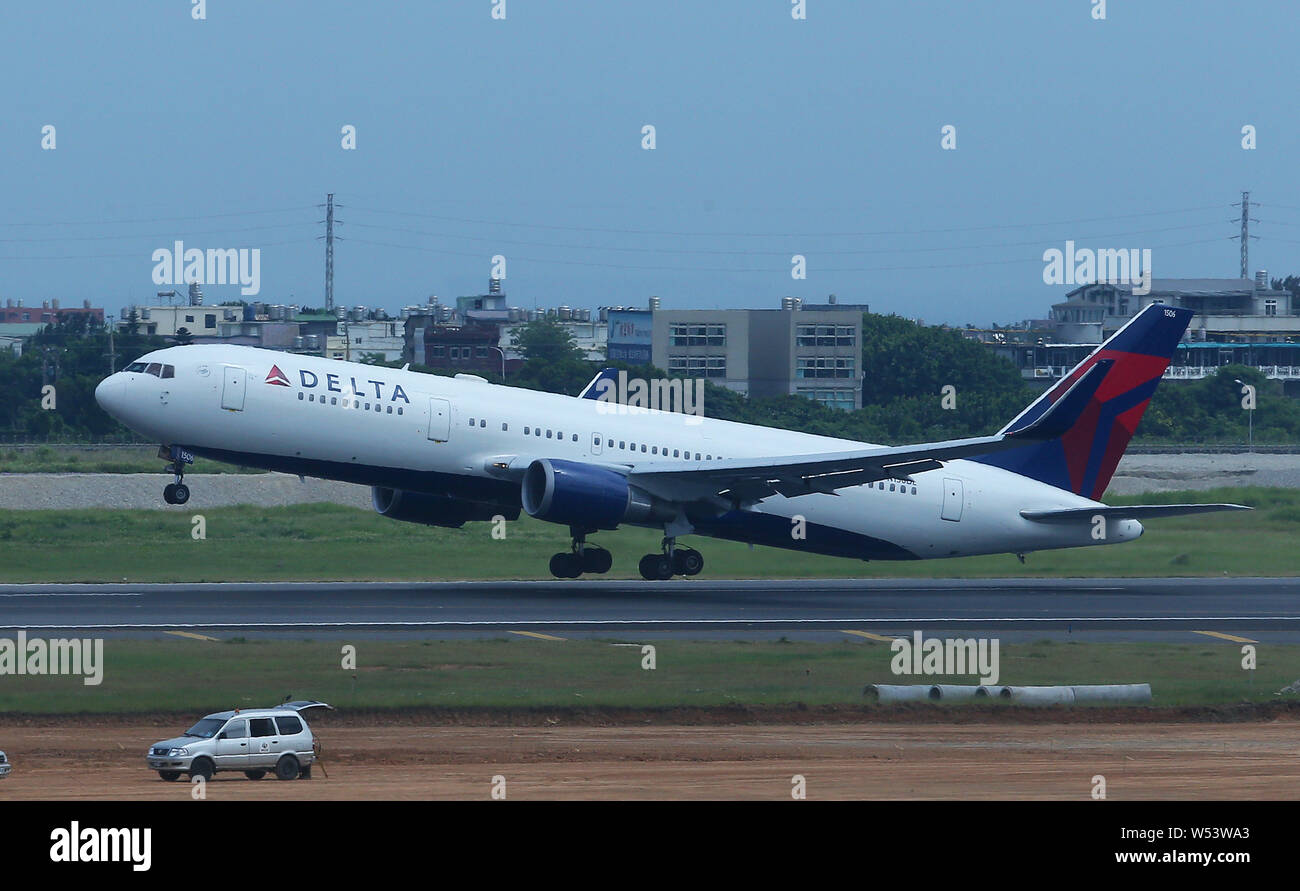 **TAIWAN OUT**A jet plane of Delta Airlines takes off at the Taoyuan ...