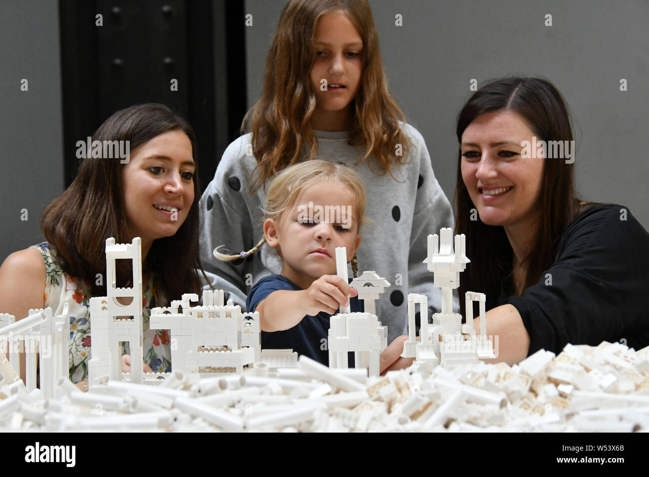 London, UK. 26th July, 2019. Margot and Stella Cartwright-Naylor, age 4 ...