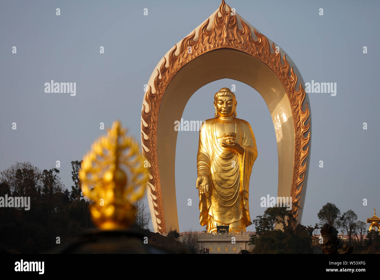Donglin buddha hi-res stock photography and images - Alamy