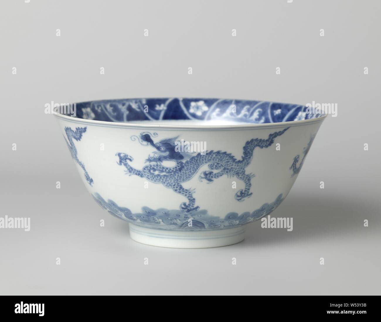 Four clawed dragon floating hi-res stock photography and images - Alamy