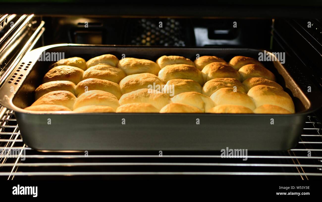 Baking cakes oven hi-res stock photography and images - Alamy