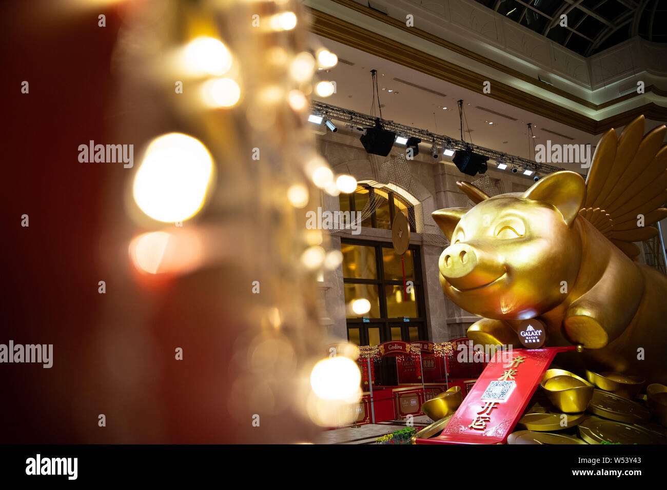 Golden pig hi-res stock photography and images - Alamy