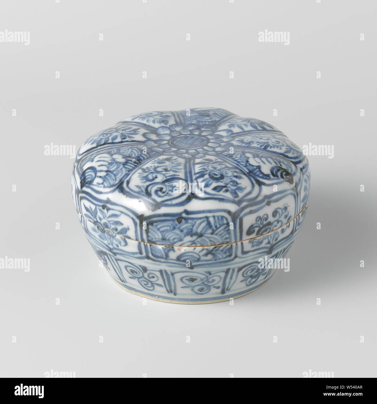 Surrounding lotus leaf shaped boxes hi-res stock photography and images ...