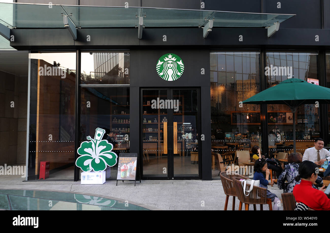 Starbucks coffee in chengdu china hi-res stock photography and images ...