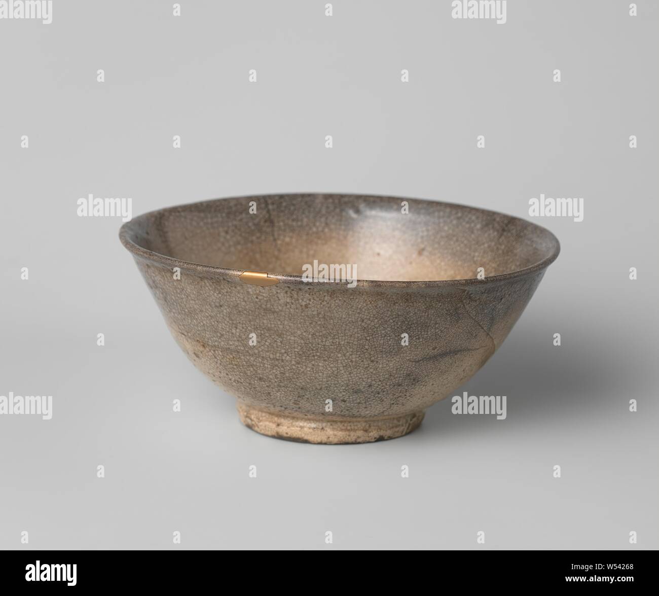 Gray cream colored crackled glaze hi-res stock photography and images ...