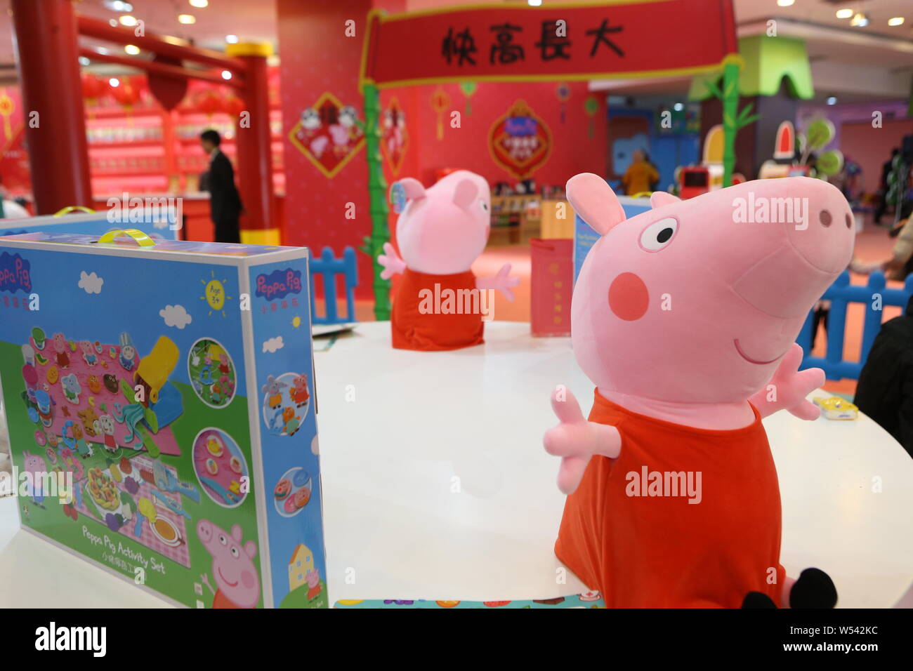 People visit the Ppeppa Pig-themed pop-up store to preheat the upcoming ...