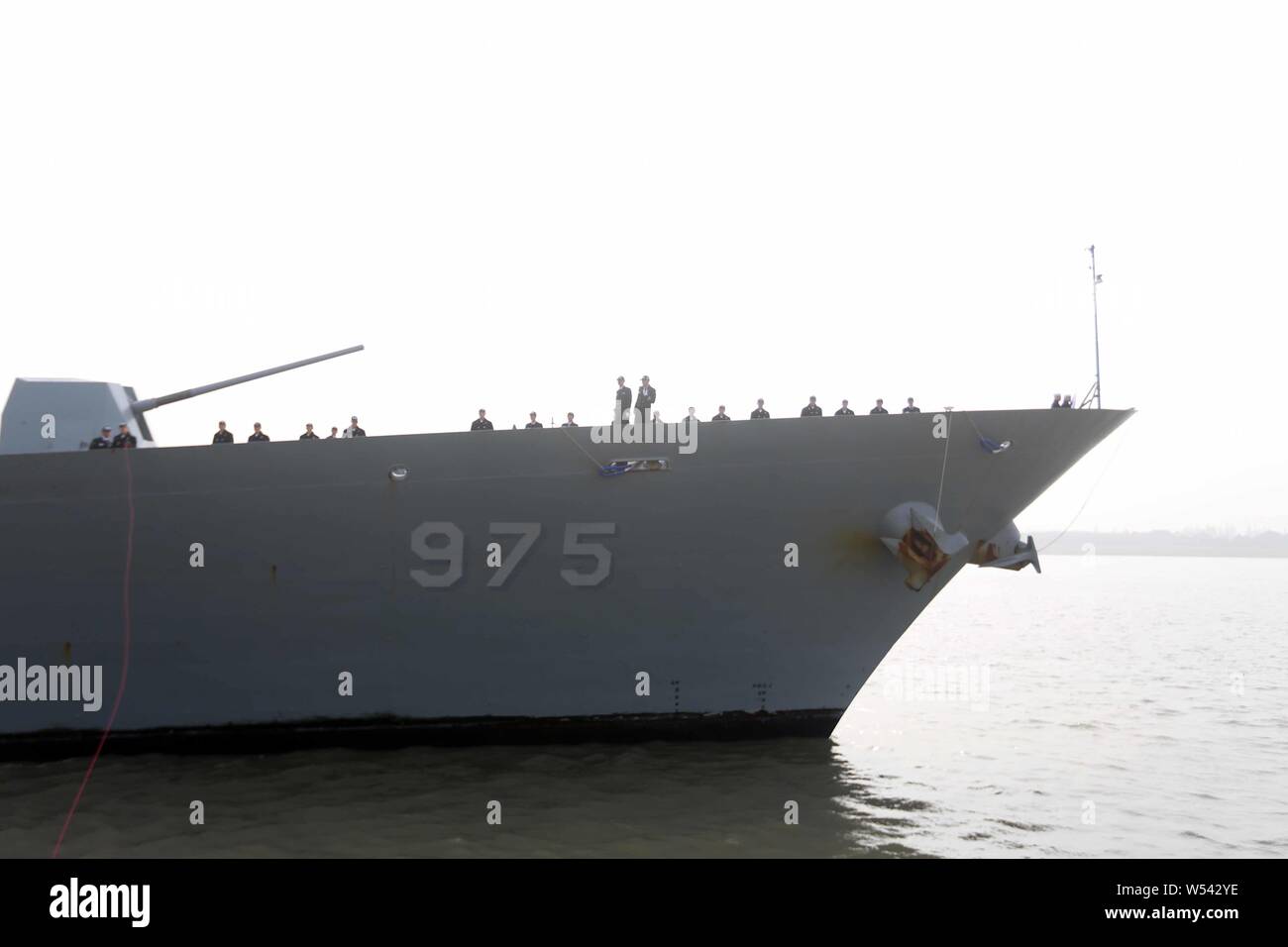 The destroyer ROKS Chungmugong Yi Sun-sin (DDH-975) of South Korean ...