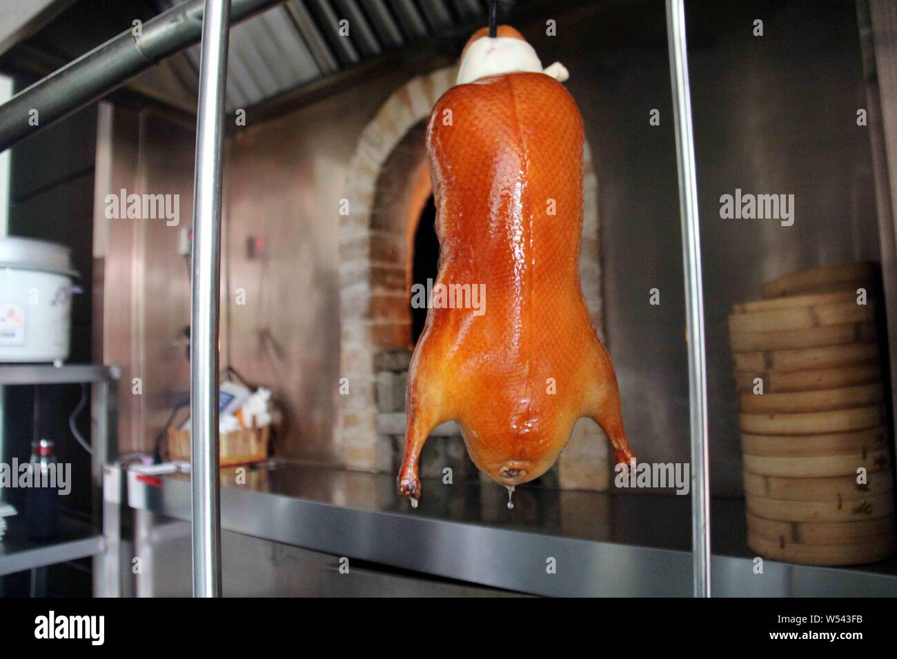 Da dong roast duck hi-res stock photography and images - Alamy