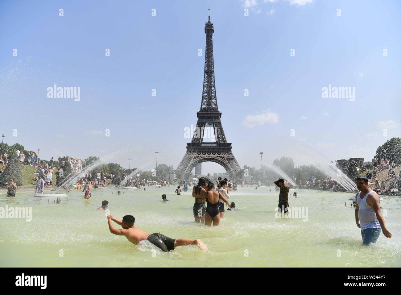 Paris heatwave fountain hi-res stock photography and images - Alamy
