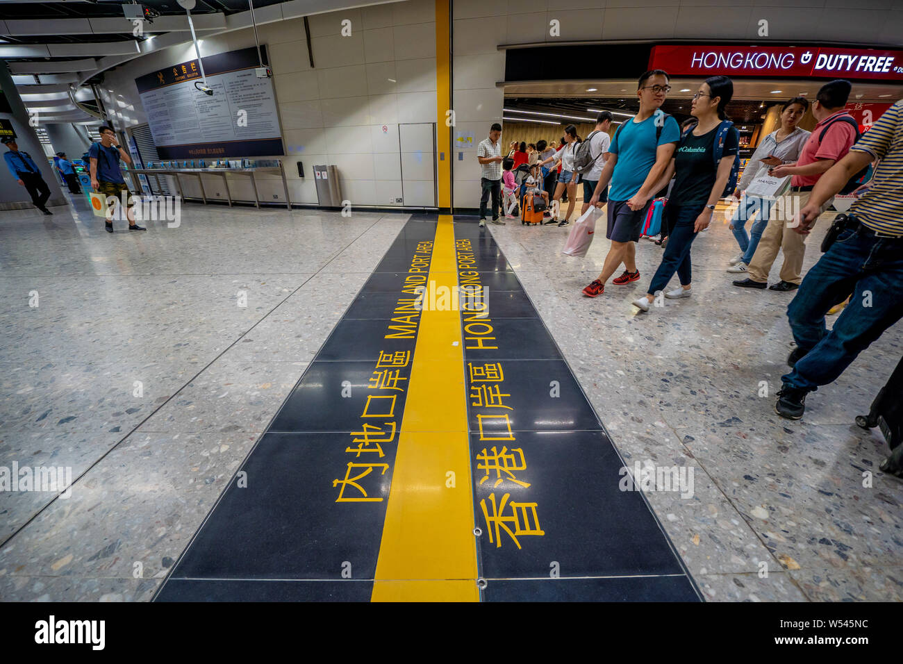 --FILE--Visitors from Chinese mainland walk to pass the border at the ...