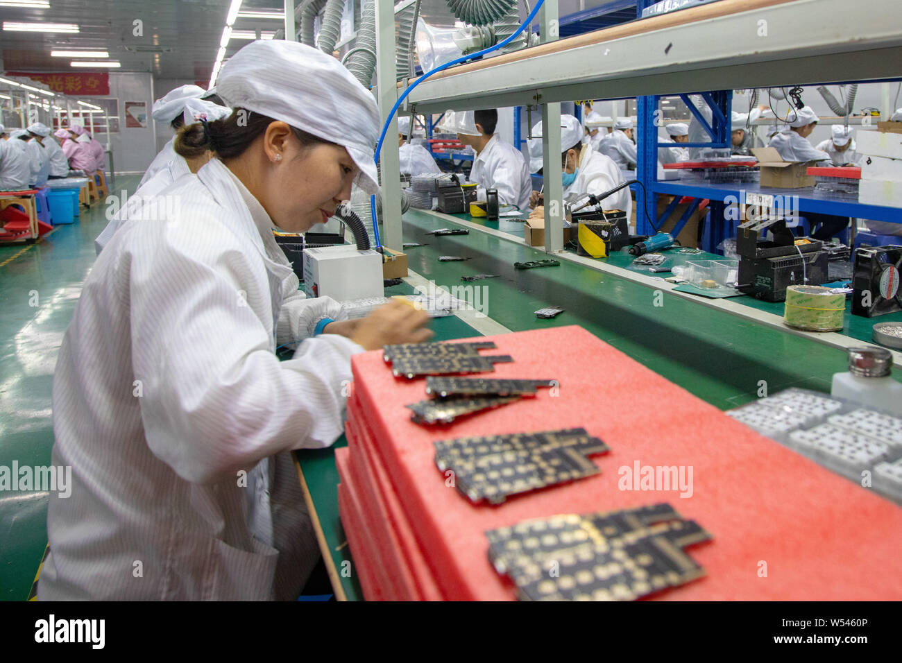 Assembly line workers hi-res stock photography and images - Alamy