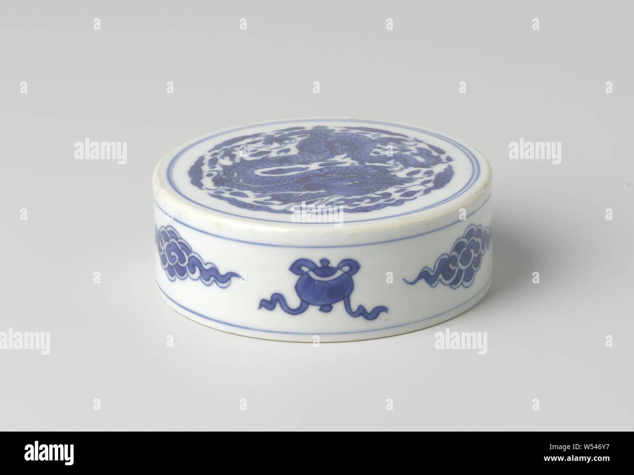 Tiered top hi-res stock photography and images - Alamy