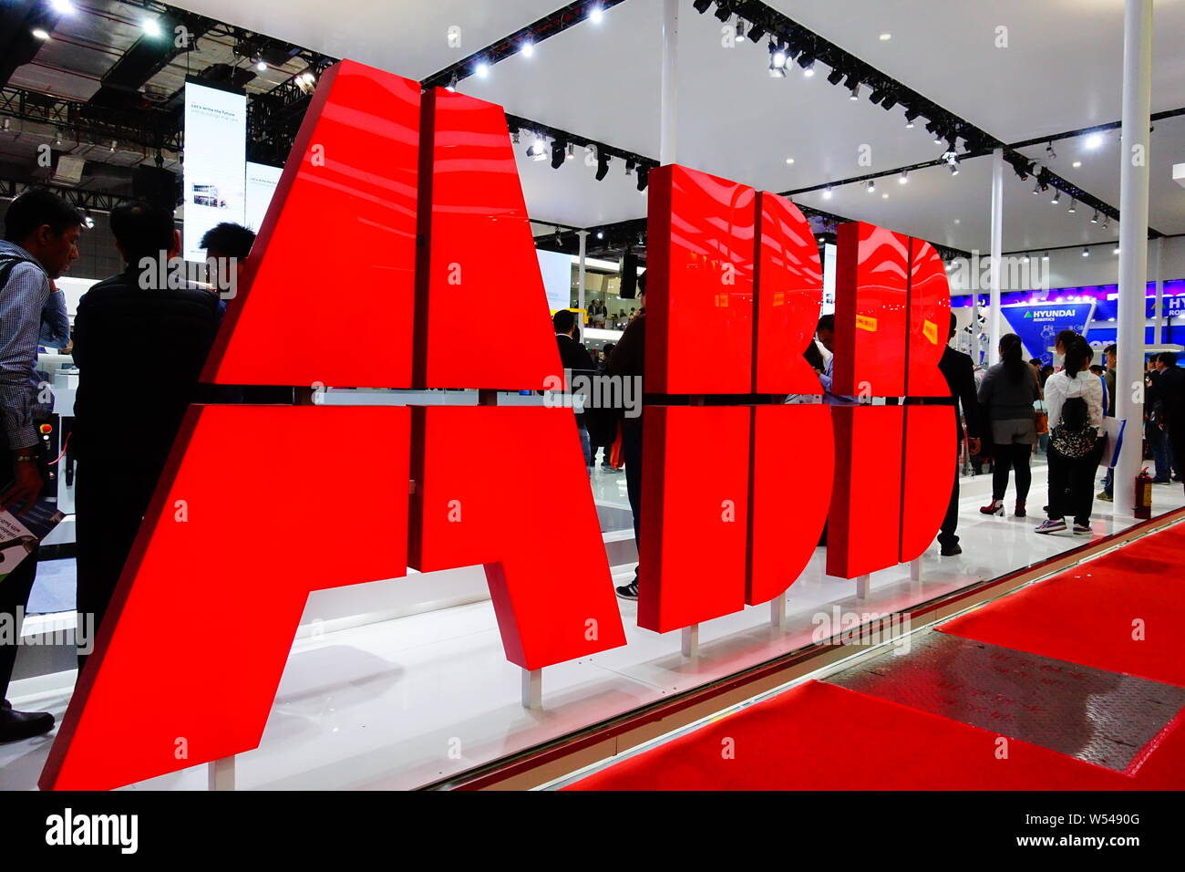 Abb robot hi-res stock photography and images - Alamy