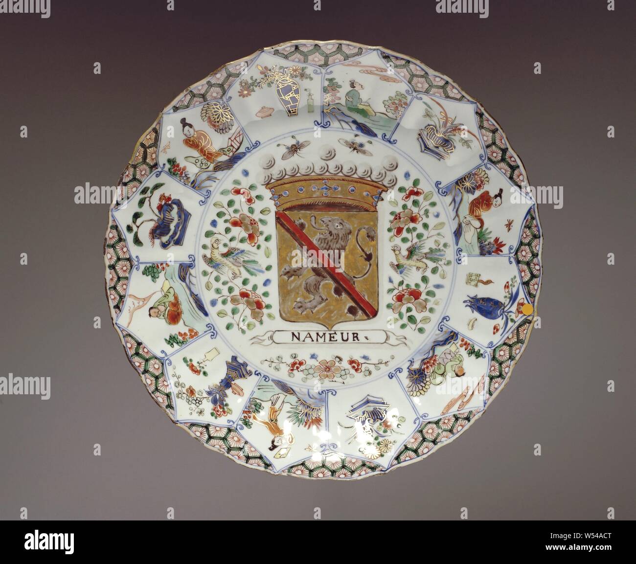 Dish with the arms of Namur, Porcelain dish with ribbed wall and ...