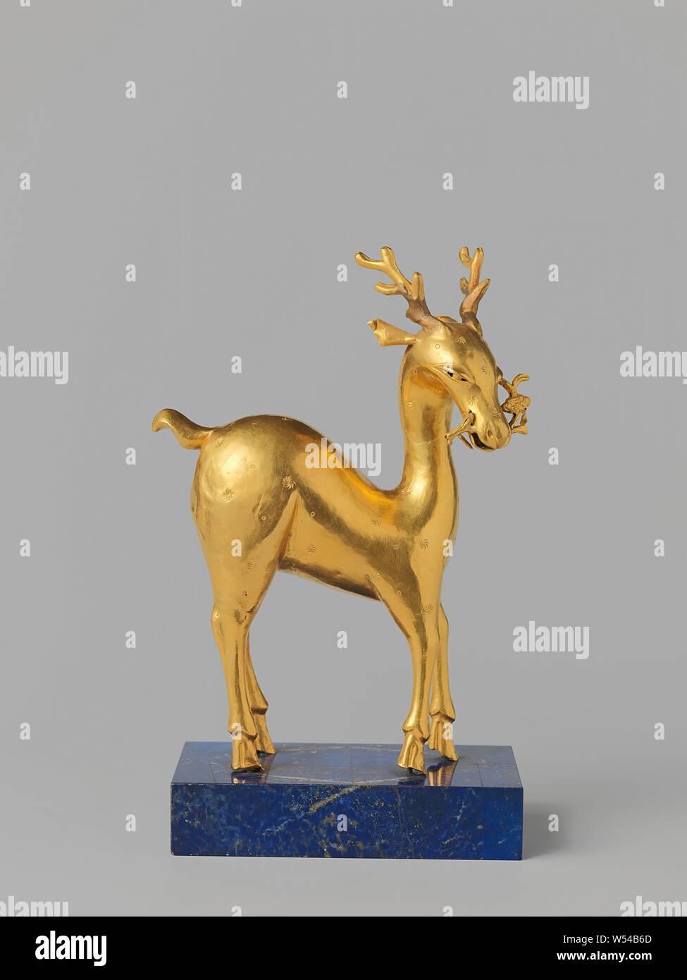 Gold deer hi-res stock photography and images - Alamy