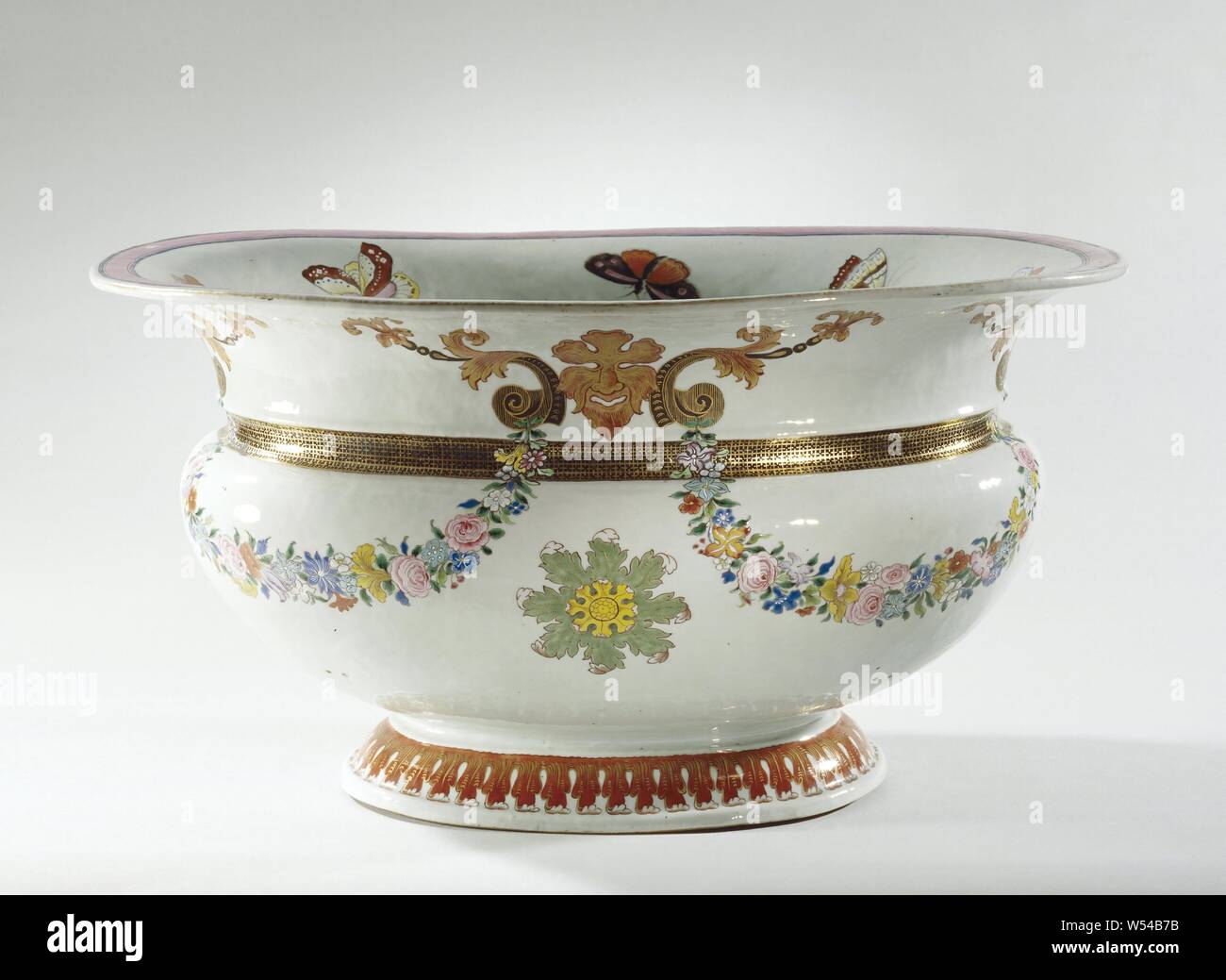 Large oval basin hi-res stock photography and images - Alamy