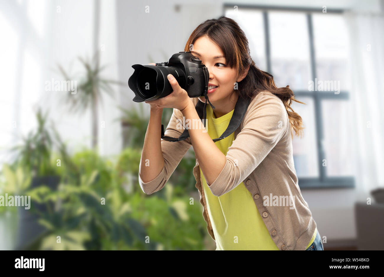 Female photographer photoshoot hi-res stock photography and images - Alamy